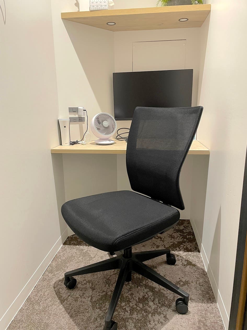 神田駅東口　徒歩1分🚶　駅近でオンライン会議や作業に集中できるモニター完備の「一人用」完全個室【 T05 】の写真2