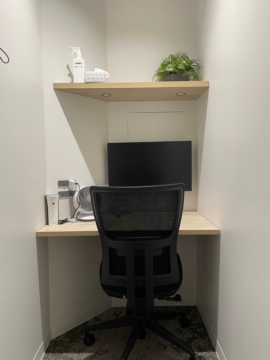 神田駅東口　徒歩1分🚶　駅近でオンライン会議や作業に集中できるモニター完備の「一人用」完全個室【 T06 】の写真2