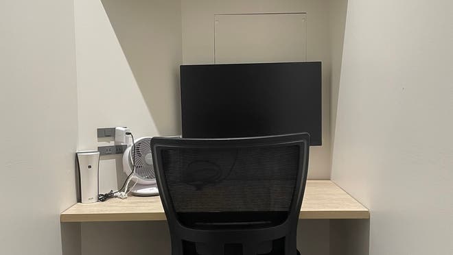 神田駅東口 徒歩1分🚶 駅近でオンライン会議や作業に集中できるモニター完備の「一人用」完全個室【 T09 】の写真1