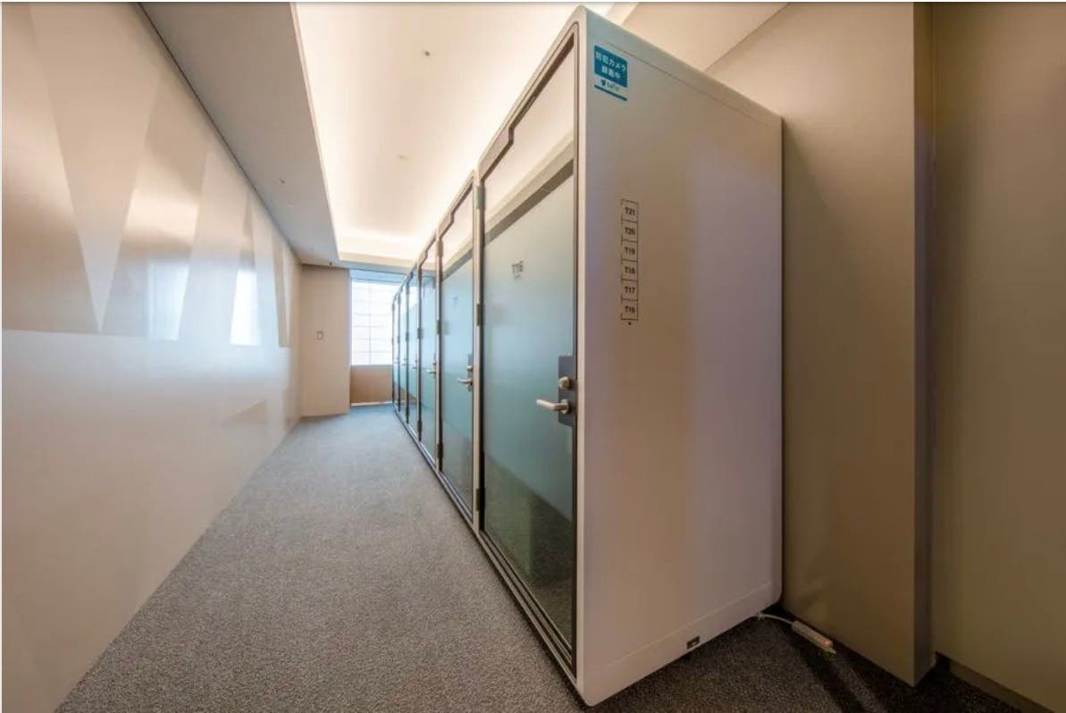 日本橋駅直結！ゆったりベンチシート型１人用ワークボックス「T16」。集中作業・WEB会議等に最適！の写真2