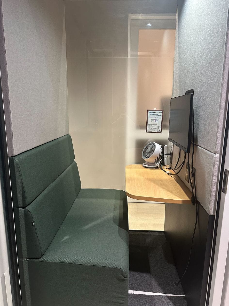 日本橋駅直結！ゆったりベンチシート型１人用ワークボックス「T17」。集中作業・WEB会議等に最適！の写真1