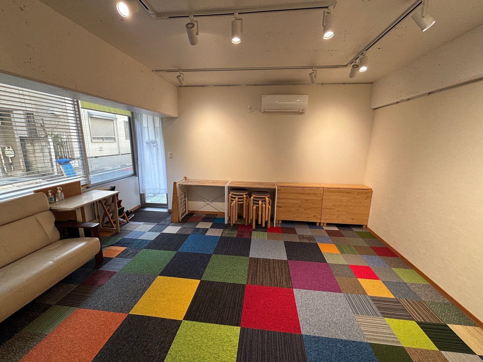 東高円寺駅から徒歩4分、日当たりの良いアート・ワークショップスペースの写真1