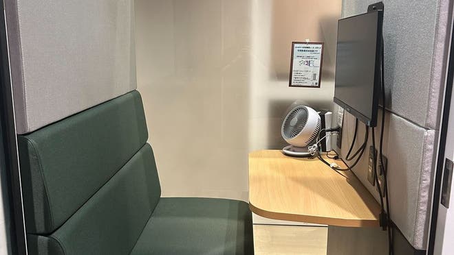 日本橋駅直結!ゆったりベンチシート型1人用ワークボックス「T19」。集中作業・WEB会議等に最適!の写真1