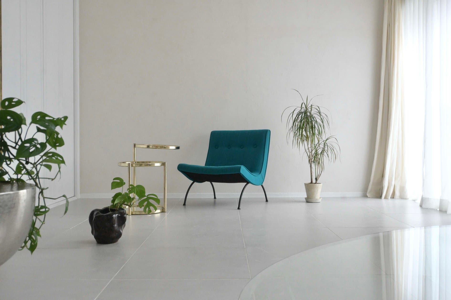 《 HOUSE124 / 2階スタジオ＋1階ダイニング 》 自然光とタイル床、ヴィンテージ窓、椅子。撮影、動画、一軒家スタジオの写真5