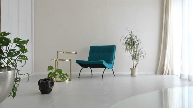 《 HOUSE124 / 2階スタジオ+1階ダイニング 》 自然光とタイル床、ヴィンテージ窓、椅子。撮影、動画、一軒家スタジオの写真5