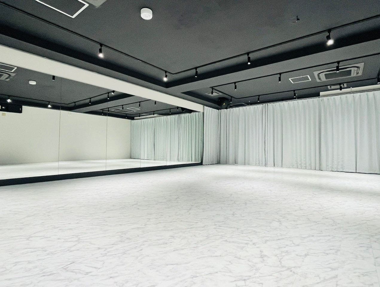 白ベースで様々な用途に合わせて利用できる大き目のLスタジオの写真1