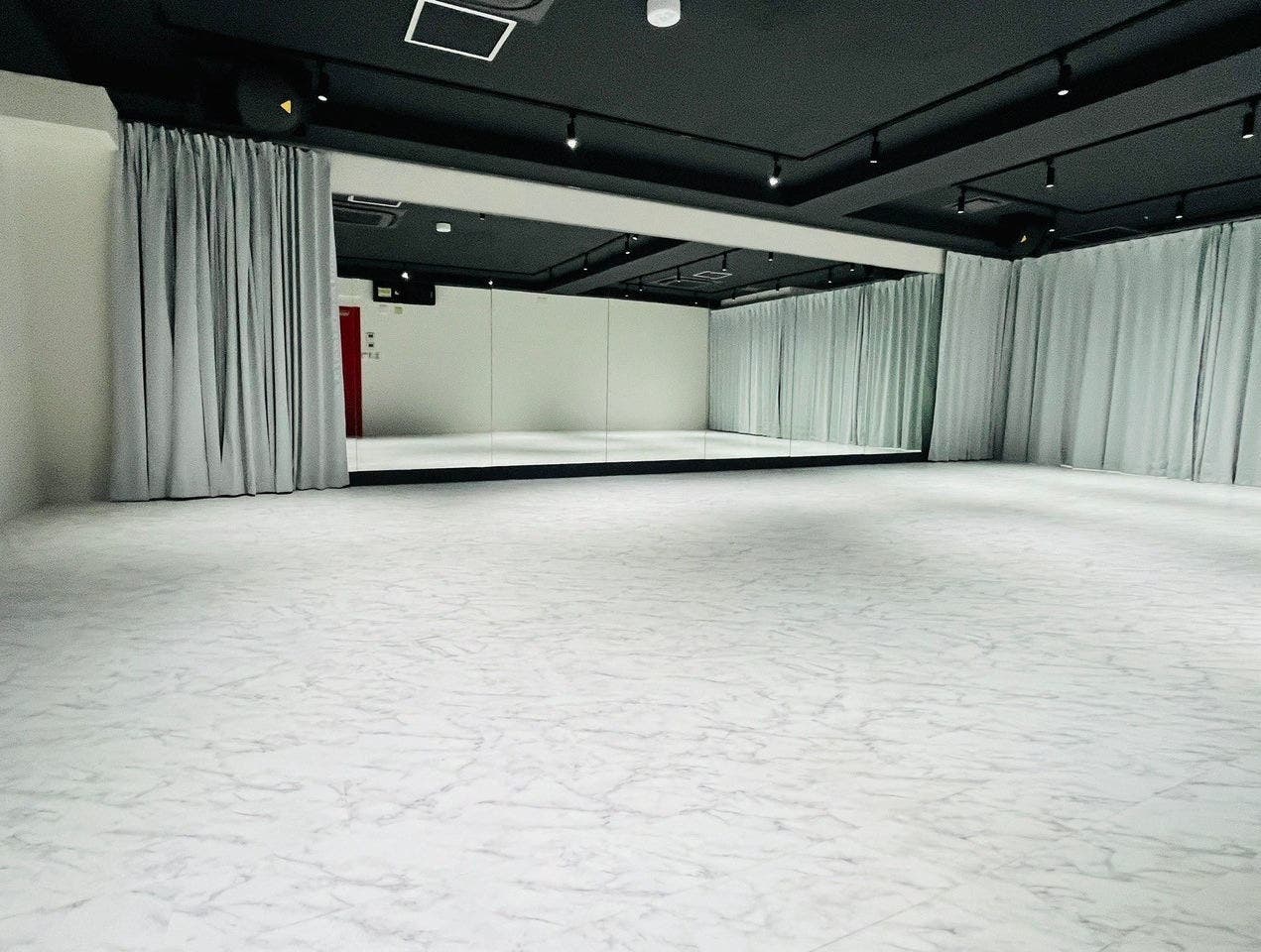 白ベースで様々な用途に合わせて利用できる大き目のLスタジオの写真2