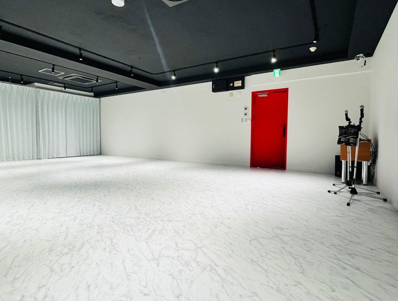 白ベースで様々な用途に合わせて利用できる大き目のLスタジオの写真3