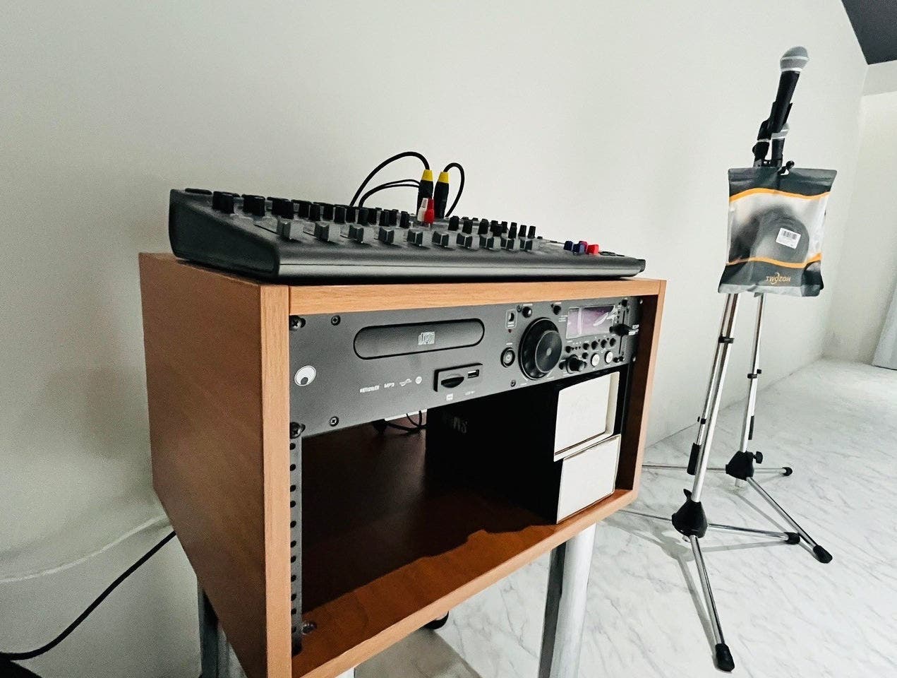 白ベースで様々な用途に合わせて利用できる大き目のLスタジオの写真4