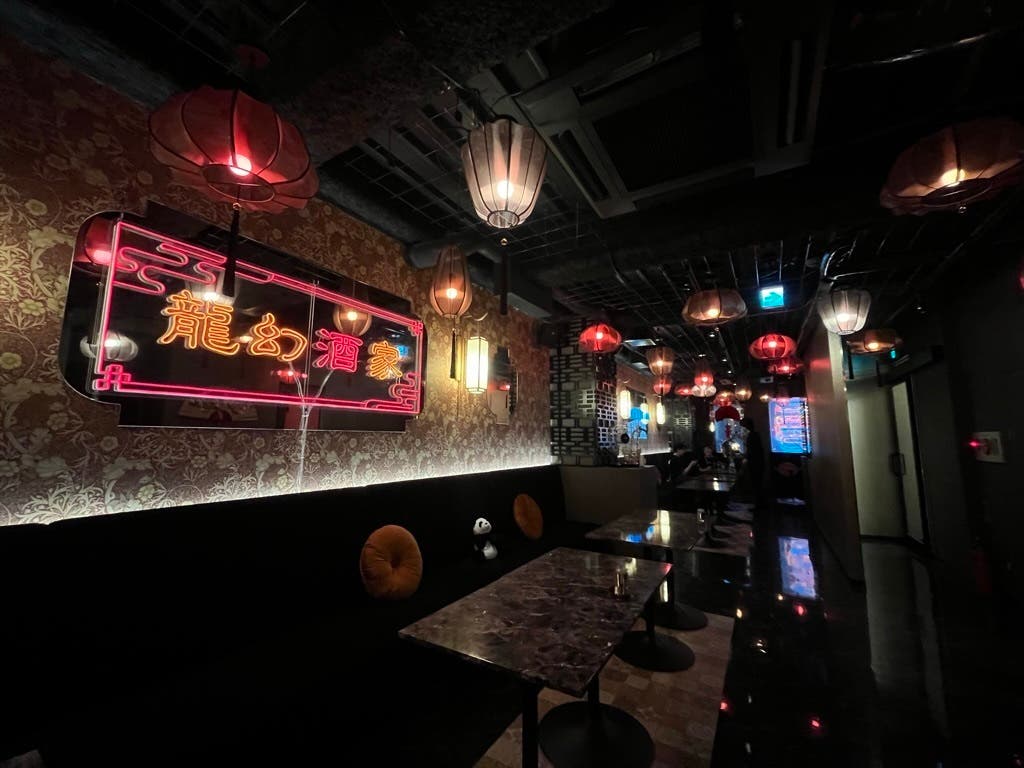 【新宿駅近】ネオン中華コンカフェの写真6