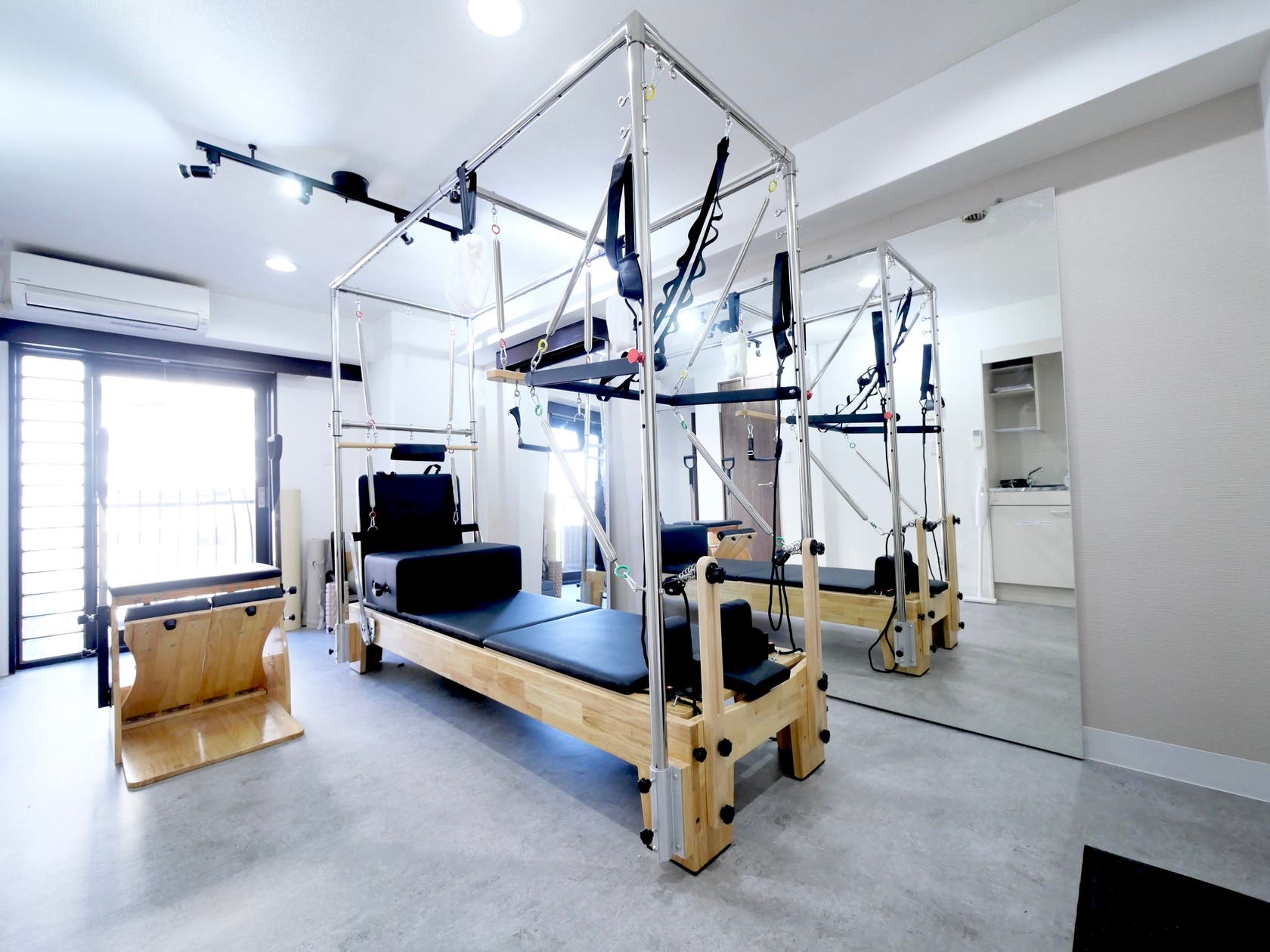 【新宿駅3分・新宿三丁目駅10秒】超駅近🚶｜E6出口のすぐ隣｜地域最安🉐｜清潔で洗練空間｜マシンピラティスレンタルスタジオの写真1