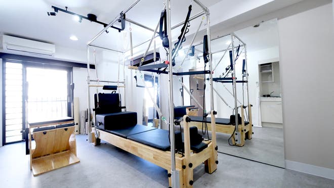 【新宿駅3分・新宿三丁目駅10秒】超駅近🚶|E6出口のすぐ隣|地域最安🉐|清潔で洗練空間|マシンピラティスレンタルスタジオの写真1