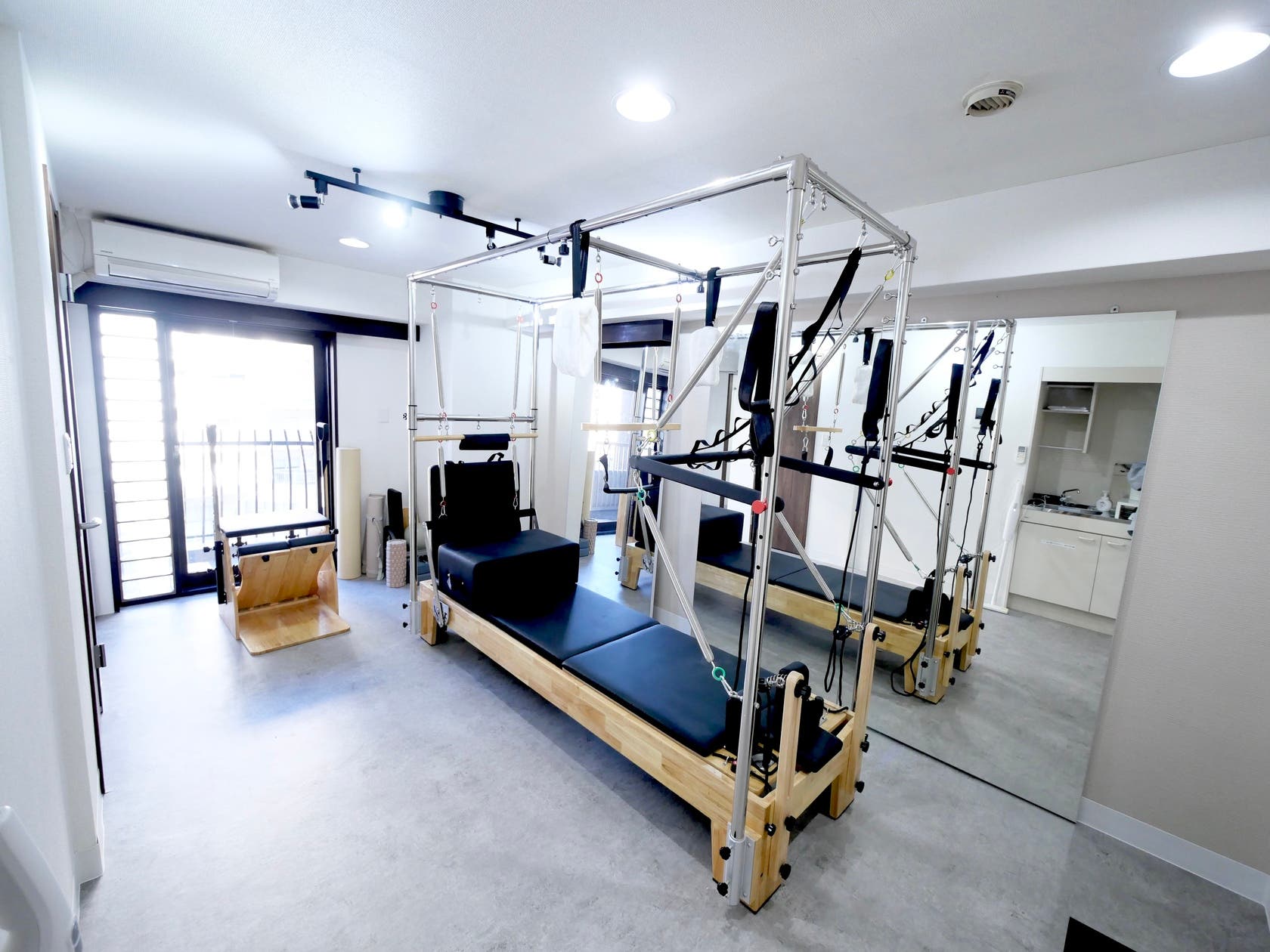 【新宿駅3分・新宿三丁目駅10秒】超駅近🚶｜E6出口のすぐ隣｜地域最安🉐｜清潔で洗練空間｜マシンピラティスレンタルスタジオの写真2