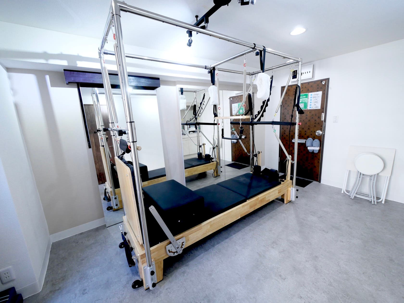 【新宿駅3分・新宿三丁目駅10秒】超駅近🚶｜E6出口のすぐ隣｜地域最安🉐｜清潔で洗練空間｜マシンピラティスレンタルスタジオの写真4