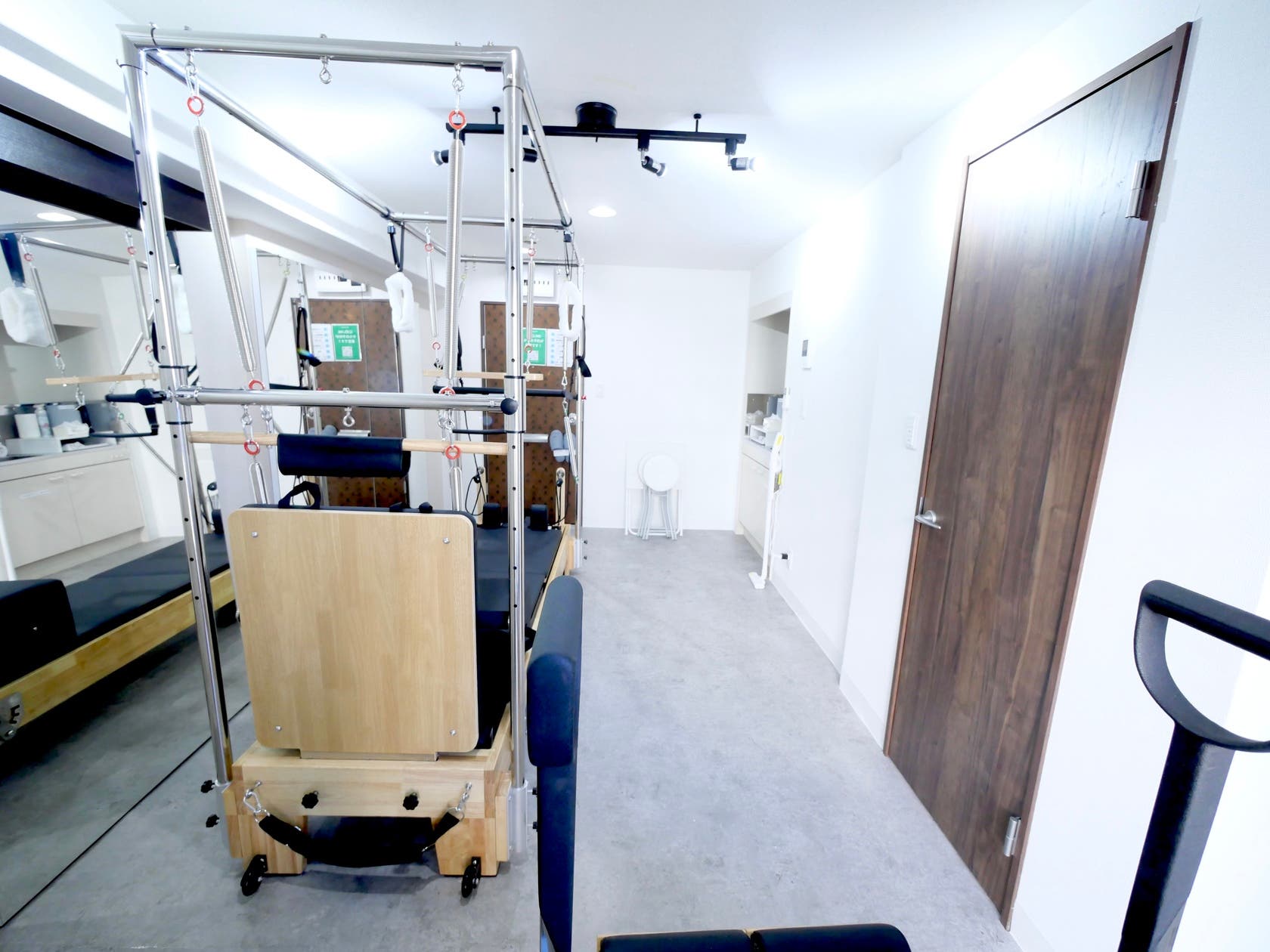 【新宿駅3分・新宿三丁目駅10秒】超駅近🚶｜E6出口のすぐ隣｜地域最安🉐｜清潔で洗練空間｜マシンピラティスレンタルスタジオの写真5