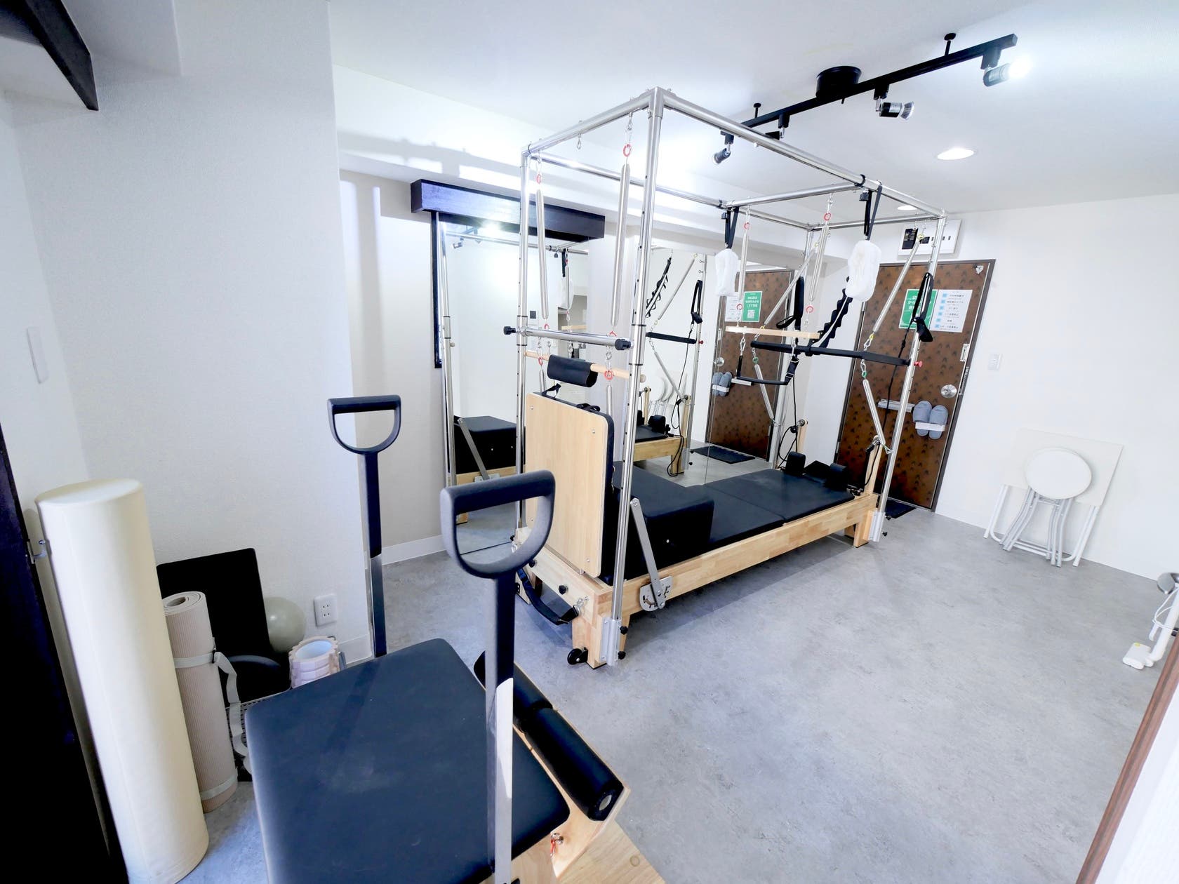 【新宿駅3分・新宿三丁目駅10秒】超駅近🚶｜E6出口のすぐ隣｜地域最安🉐｜清潔で洗練空間｜マシンピラティスレンタルスタジオの写真3