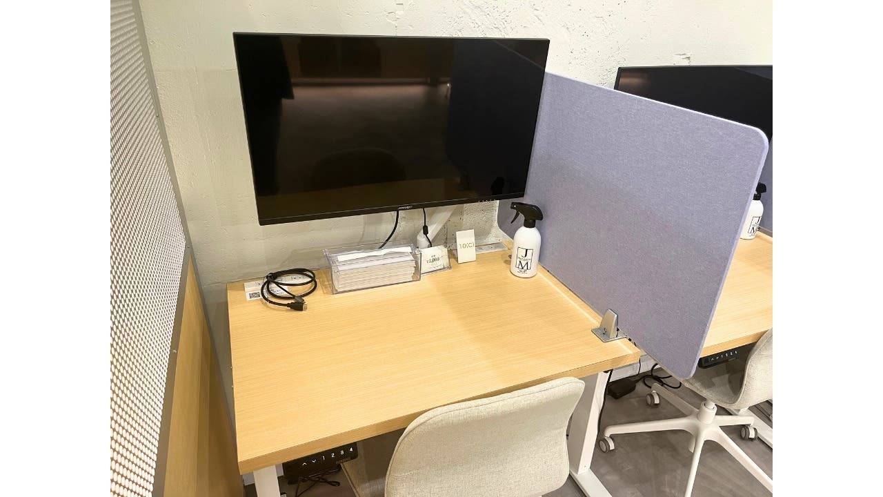 🌟隙間時間に🌟【新橋駅徒歩2分｜コワーキングスペース｜12C】カウンター/無料Wi-Fi/31.5inモニター/電源の写真1
