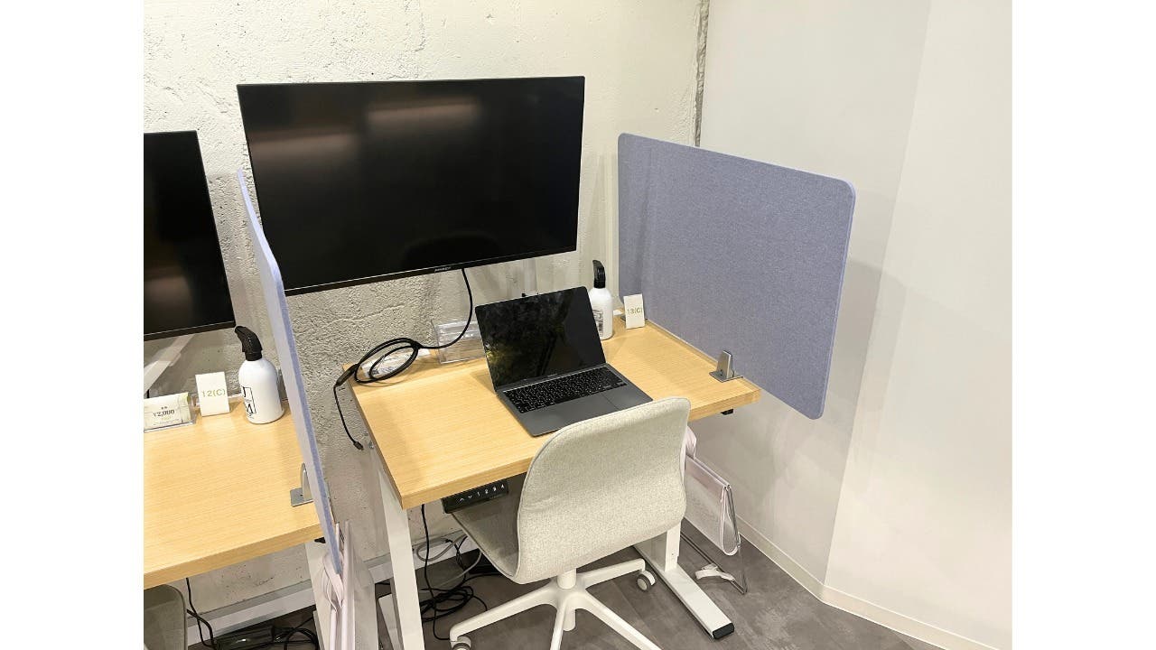 🌟隙間時間に🌟【新橋駅徒歩2分｜コワーキングスペース｜12C】カウンター/無料Wi-Fi/31.5inモニター/電源の写真4