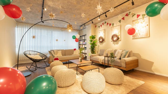 【🎄クリスマス&忘年会🎅】谷町九丁目駅すぐ/最大22名⭐️広々したお部屋に最高級ソファを使用⭐️の写真1