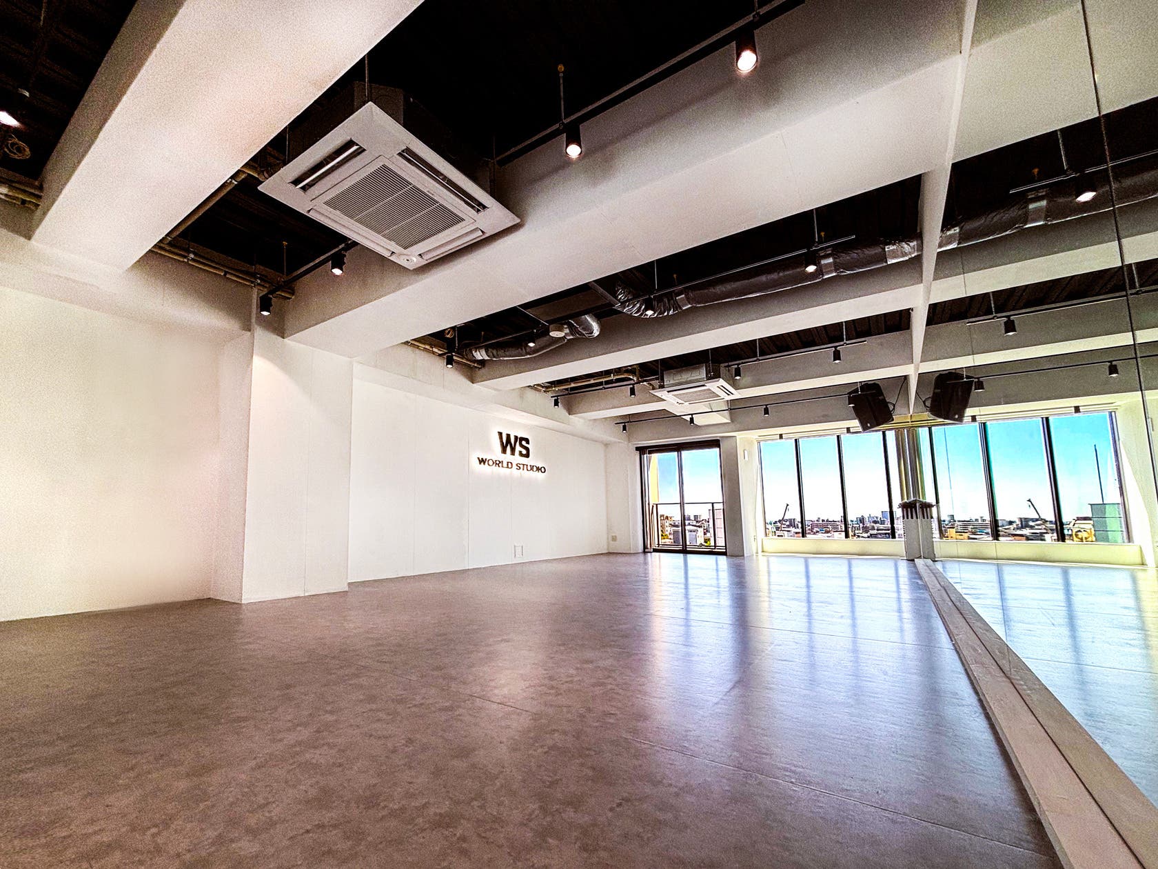 ワールドスタジオ7階、展望最高！スタイリッシュでお洒落なスタジオ。ダンスやウォーキング、ヨガはもちろん、SNS動画撮影など様々。の写真1