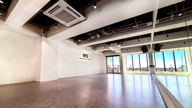 ワールドスタジオ7階、展望最高!スタイリッシュでお洒落なスタジオ。ダンスやウォーキング、ヨガはもちろん、SNS動画撮影など様々。の写真1