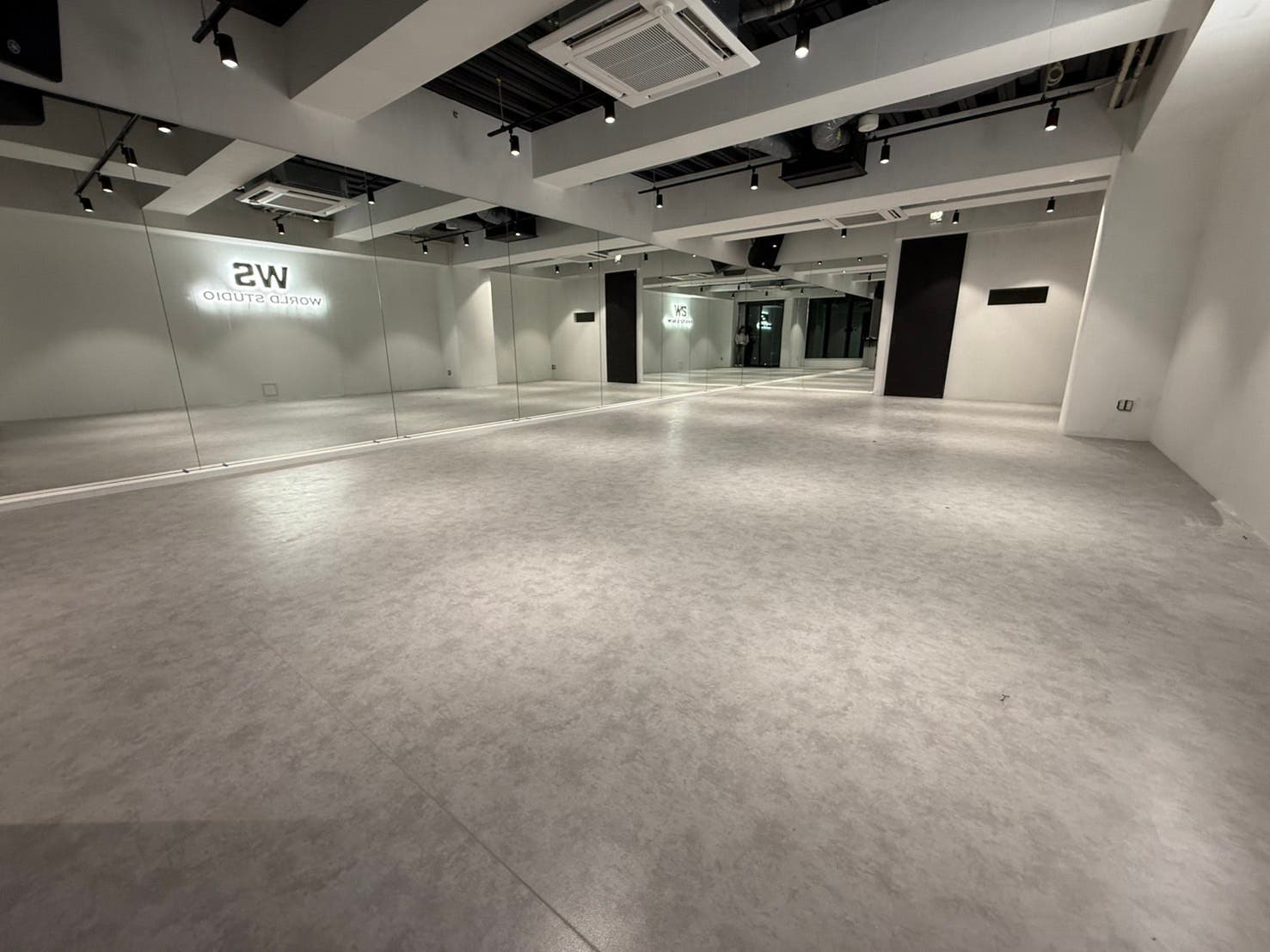 ワールドスタジオ7階、展望最高！スタイリッシュでお洒落なスタジオ。ダンスやウォーキング、ヨガはもちろん、SNS動画撮影など様々。の写真2