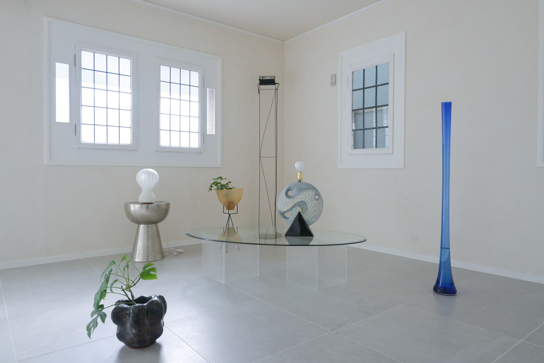 《 HOUSE124 / 2階スタジオ＋1階ダイニング 》 自然光とタイル床、ヴィンテージ窓、椅子。撮影、動画、一軒家スタジオの写真8