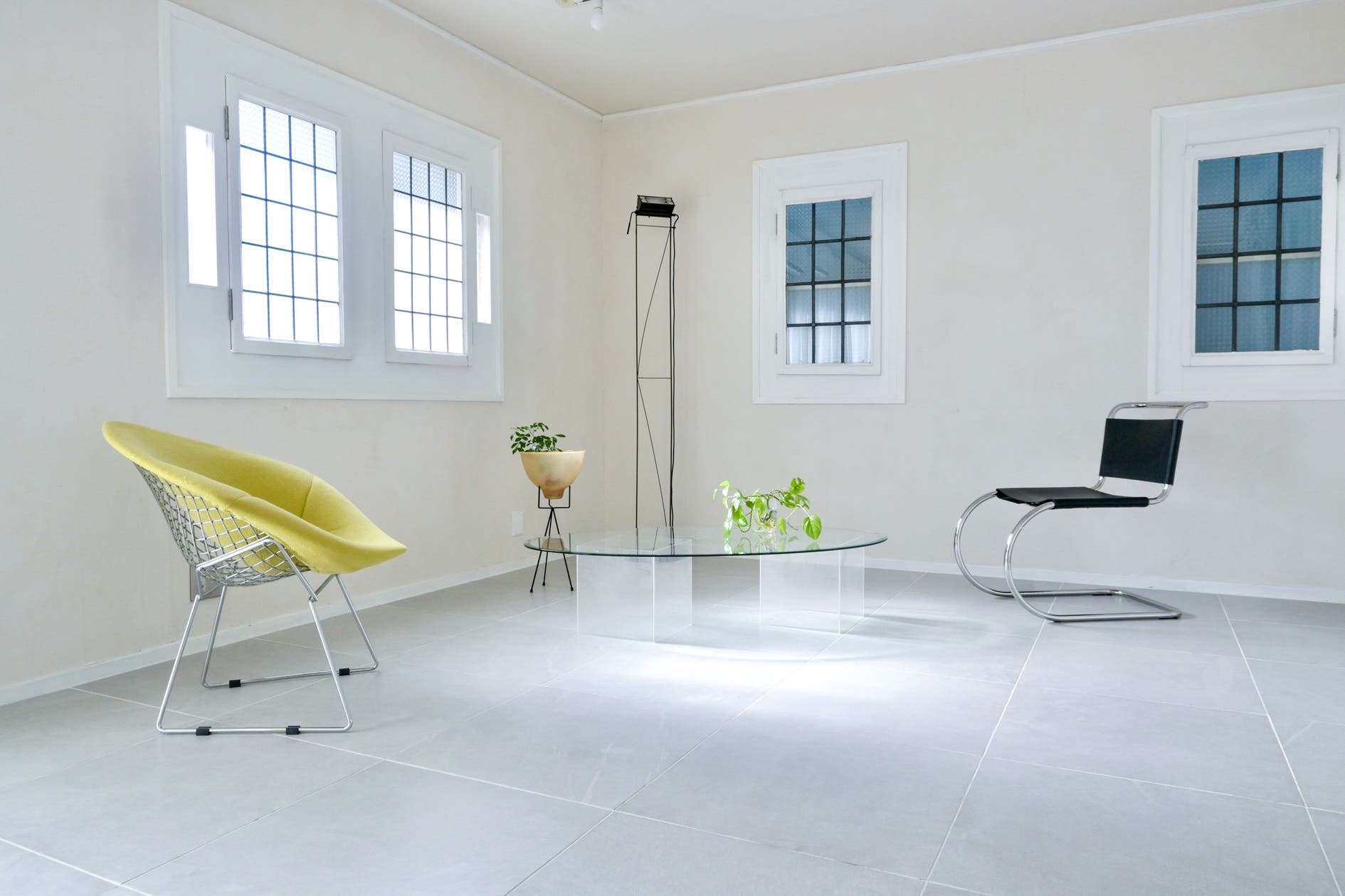 《 HOUSE124 / 2階スタジオ＋1階ダイニング 》 自然光とタイル床、ヴィンテージ窓、椅子。撮影、動画、一軒家スタジオの写真9