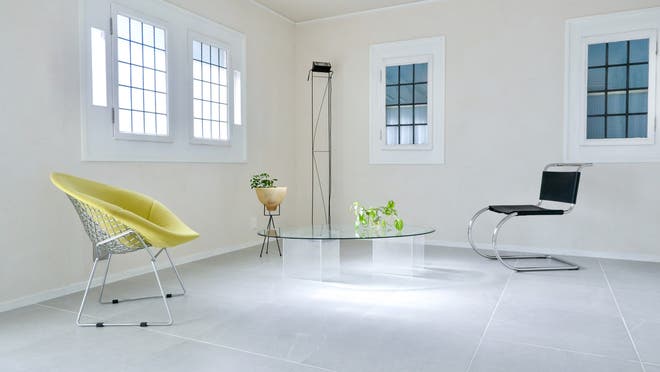 《 HOUSE124 / 2階スタジオ+1階ダイニング 》 自然光とタイル床、ヴィンテージ窓、椅子。撮影、動画、一軒家スタジオの写真9