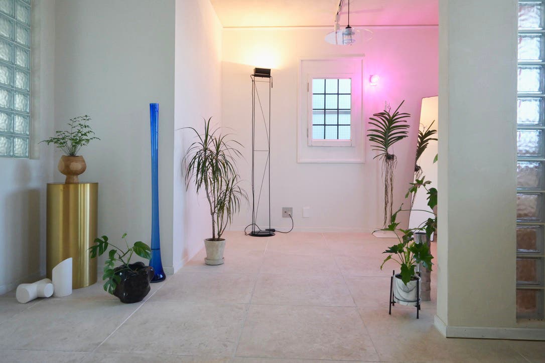 《 HOUSE124 / 2階スタジオ＋1階ダイニング 》 自然光とタイル床、ヴィンテージ窓、椅子。撮影、動画、一軒家スタジオの写真12