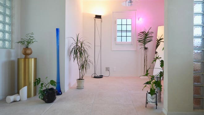 《 HOUSE124 / 2階スタジオ+1階ダイニング 》 自然光とタイル床、ヴィンテージ窓、椅子。撮影、動画、一軒家スタジオの写真12