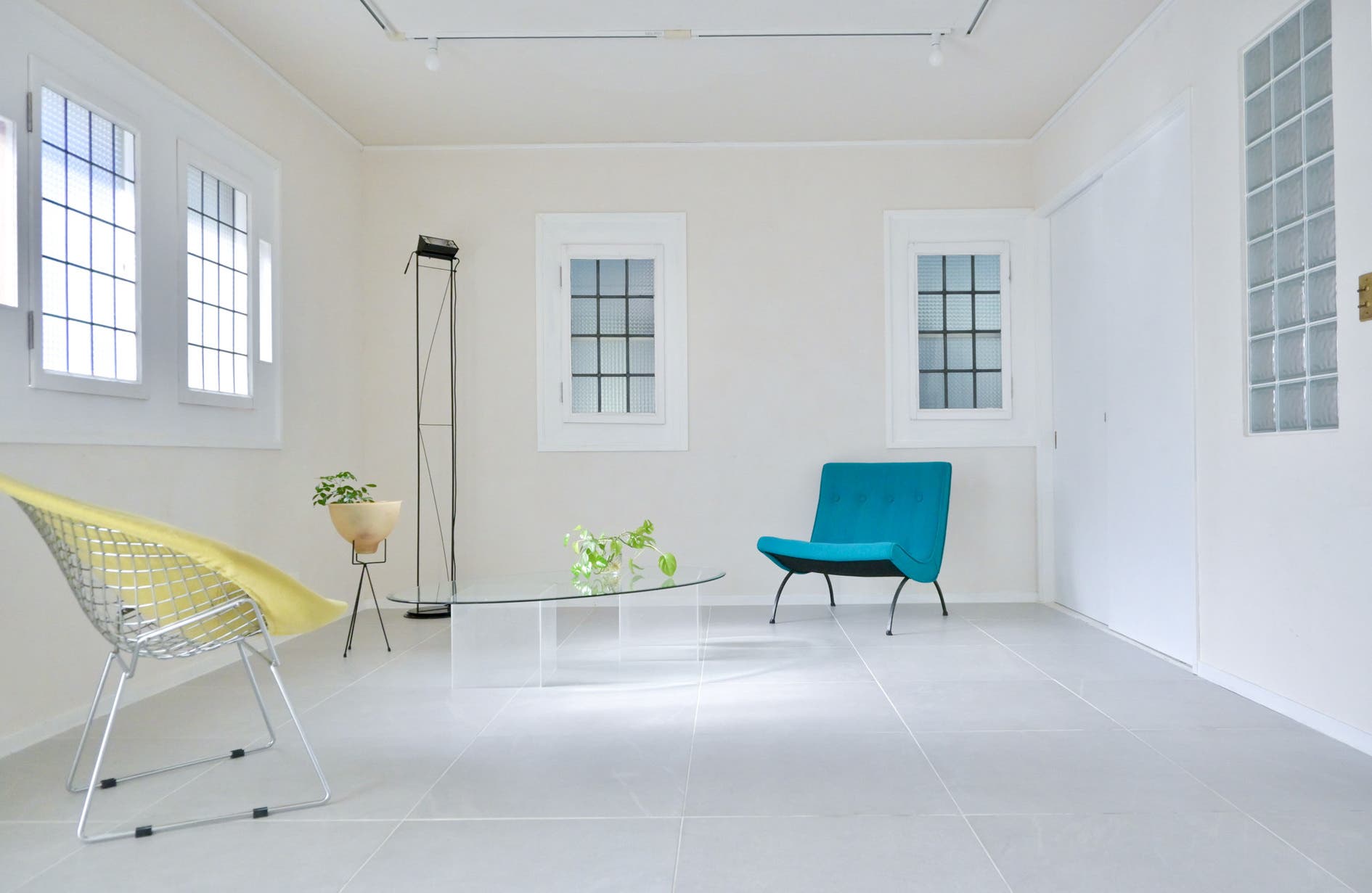 《 HOUSE124 / 2階スタジオ＋1階ダイニング 》 自然光とタイル床、ヴィンテージ窓、椅子。撮影、動画、一軒家スタジオの写真1