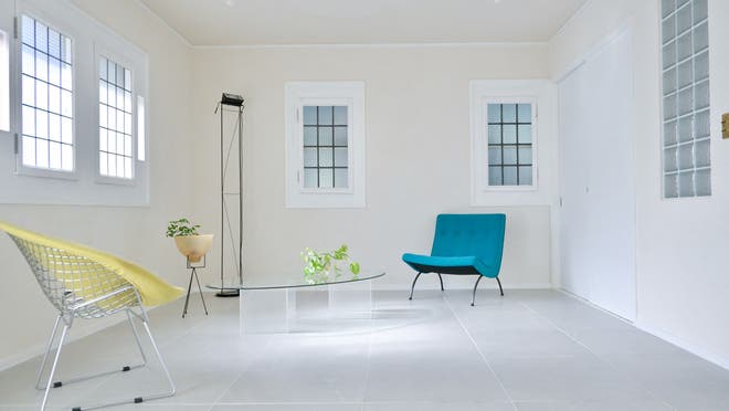 《 HOUSE124 / 2階スタジオ+1階ダイニング 》 自然光とタイル床、ヴィンテージ窓、椅子。撮影、動画、一軒家スタジオの写真1