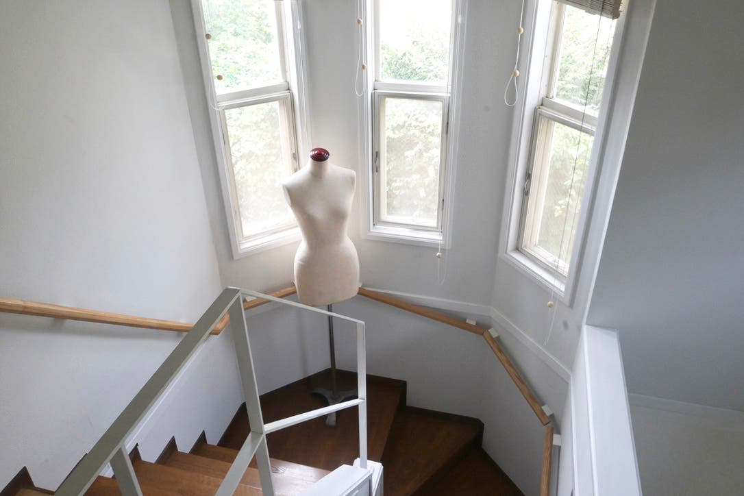 《 HOUSE124 / 2階スタジオ＋1階ダイニング 》 自然光とタイル床、ヴィンテージ窓、椅子。撮影、動画、一軒家スタジオの写真15