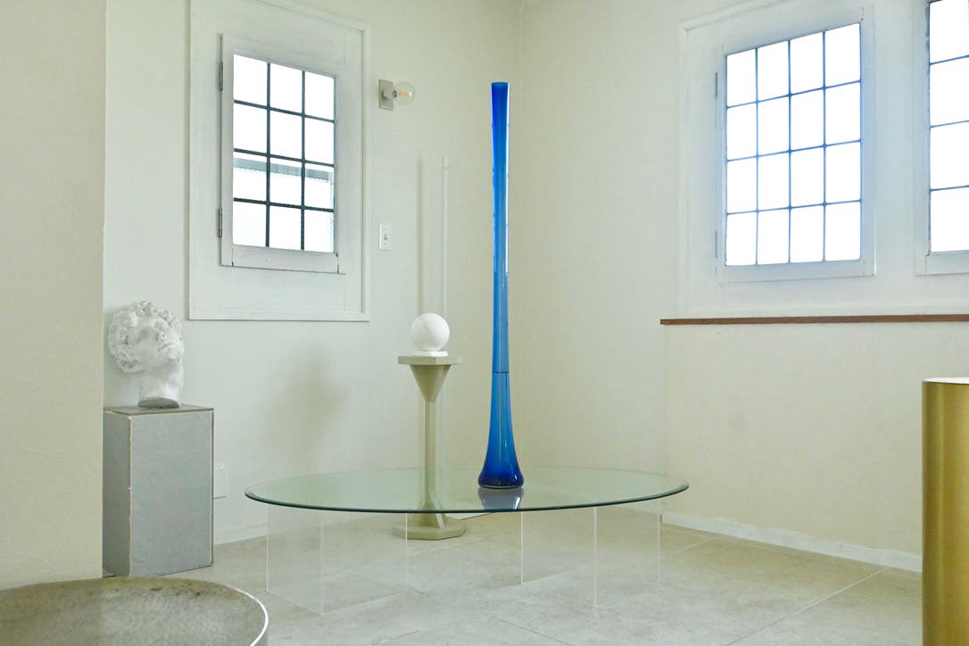 ロングサイズのブルーガラス花器の画像1