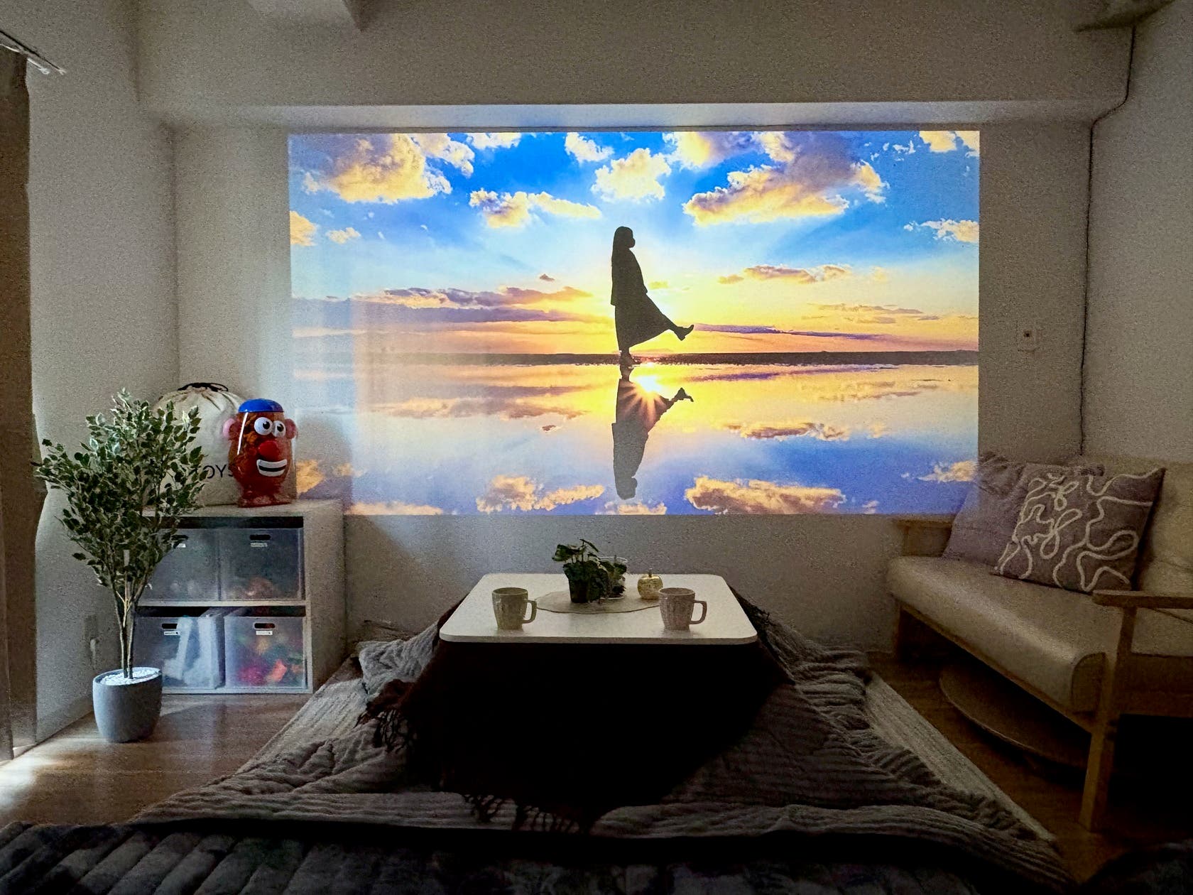 リニューアル✨ラグソファ✖️超大画面プロジェクター🎥冬はこたつでチルしよ？🐣DVD、地デジ視聴🆗ゴミ処理無料🙆‍♀️の写真1