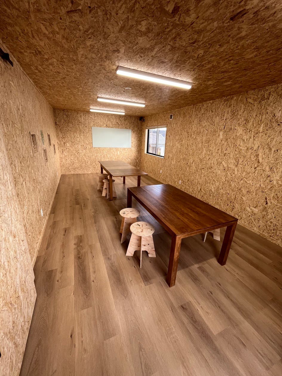 駐車場たっぷり20台！！会議やセミナー、ワークショップや教室などに使えるスペース。ホワイトボードやプロジェクター完備です。の写真1