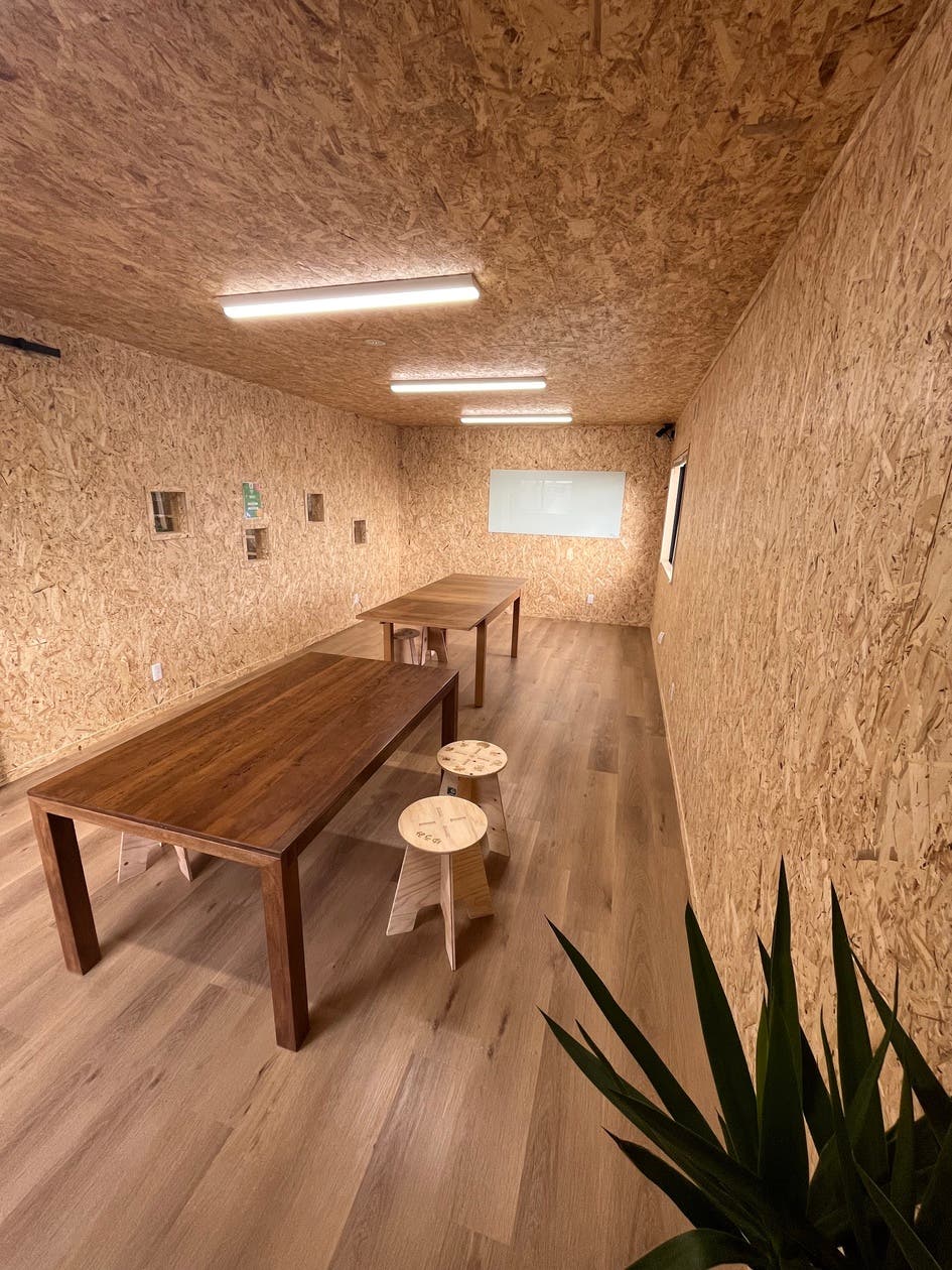 駐車場たっぷり20台！！会議やセミナー、ワークショップや教室などに使えるスペース。ホワイトボードやプロジェクター完備です。の写真2