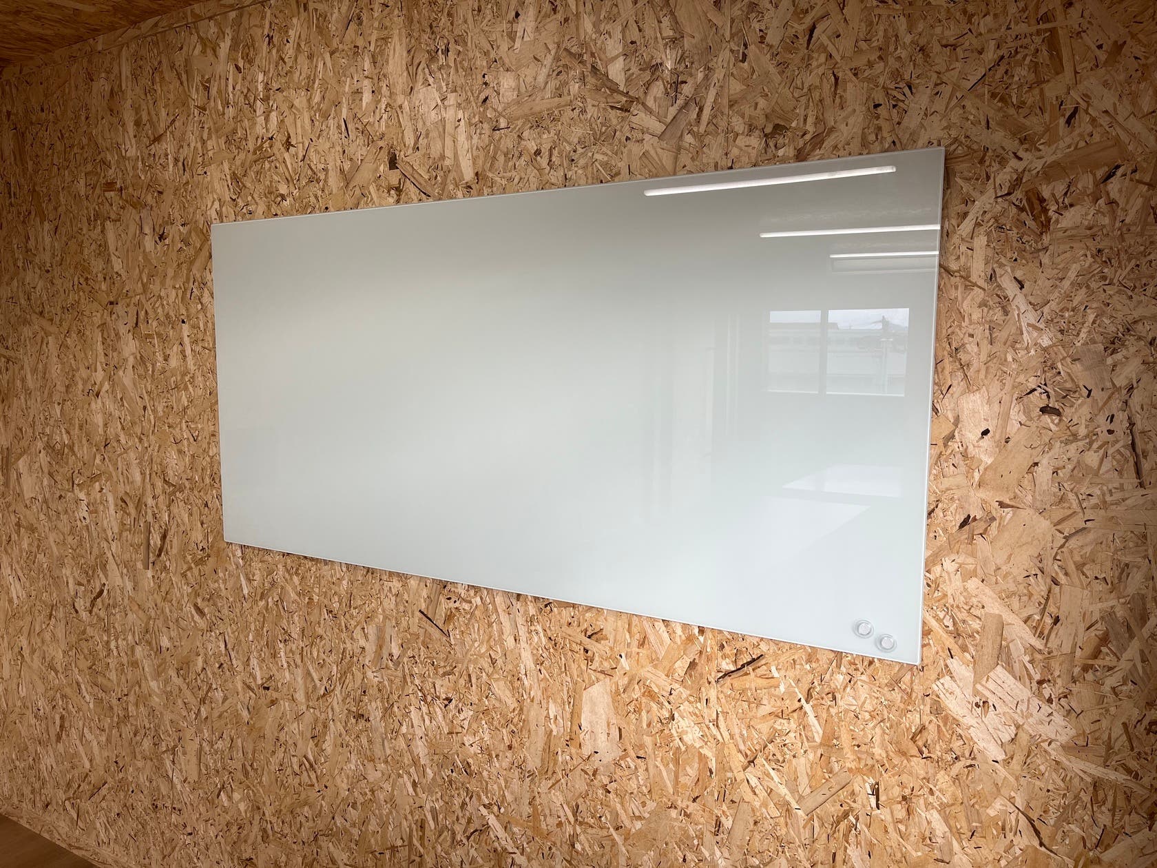 駐車場たっぷり20台！！会議やセミナー、ワークショップや教室などに使えるスペース。ホワイトボードやプロジェクター完備です。の写真3