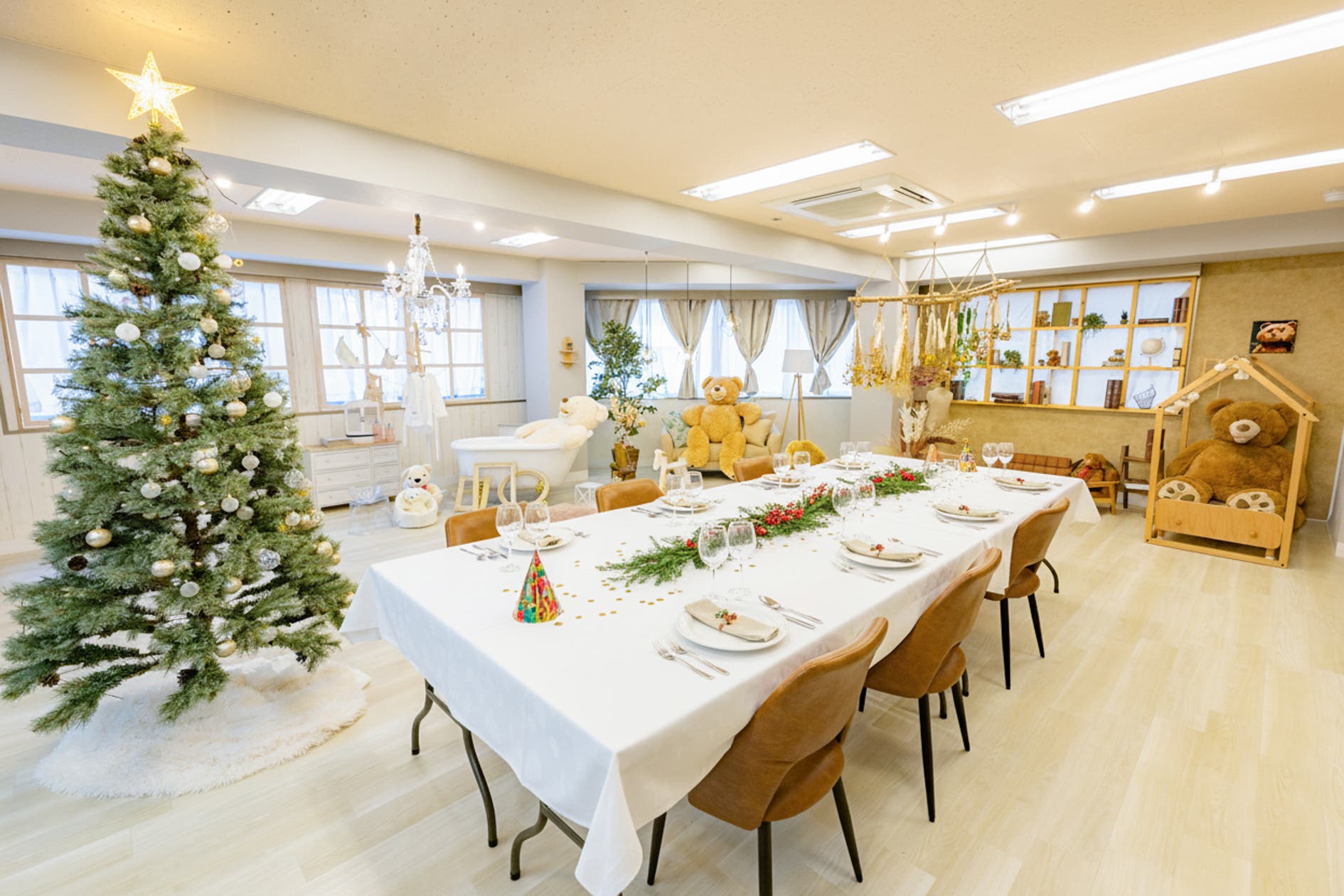 クリスマスツリー🎄４ブースで撮れ高たくさん📸三ノ宮徒歩6分🚶‍♂️77㎡広々パーティもできる🧸クマ沢山映え撮影スタジオの写真1