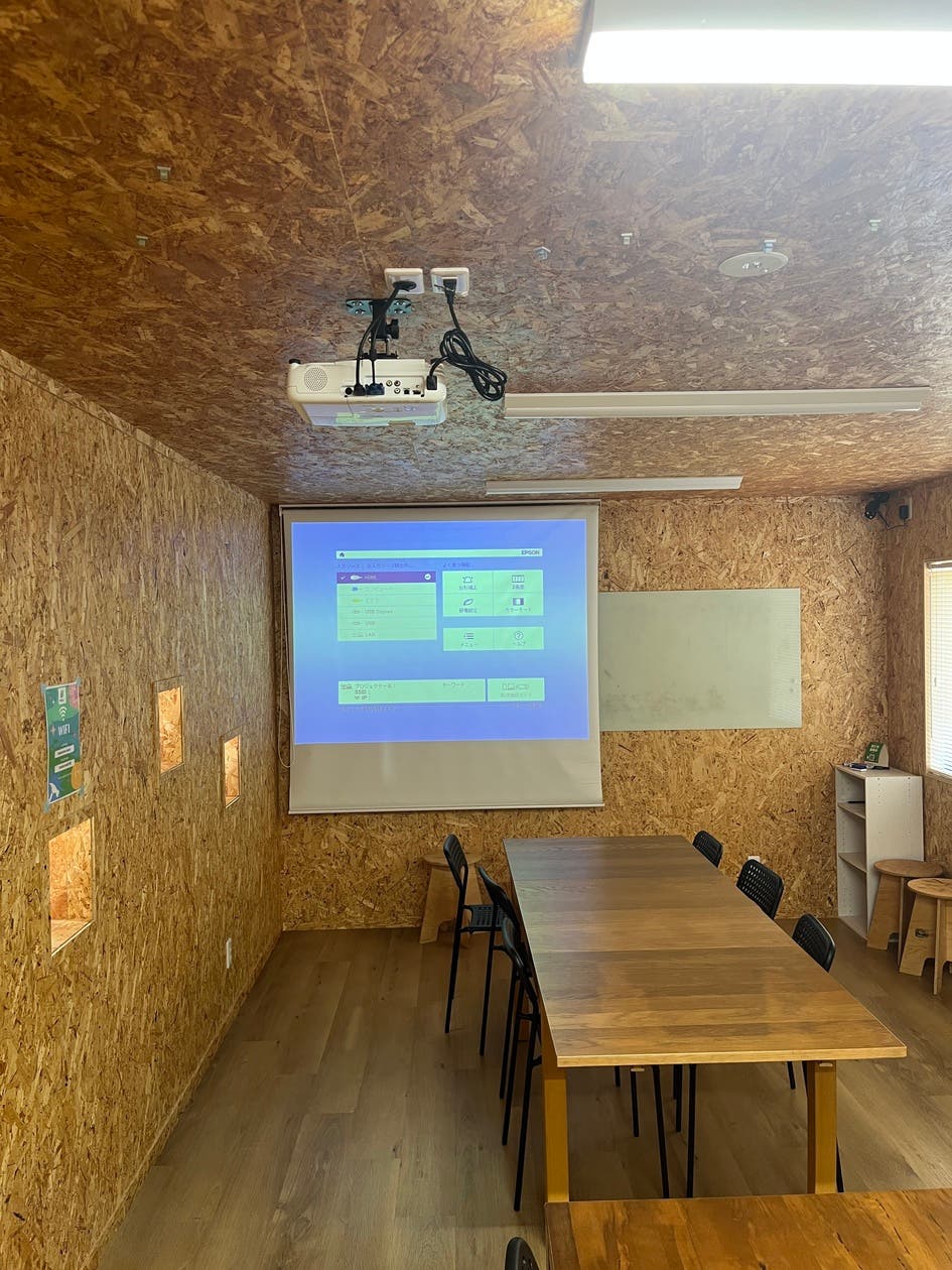 駐車場たっぷり20台！！会議やセミナー、ワークショップや教室などに使えるスペース。ホワイトボードやプロジェクター完備です。の写真5