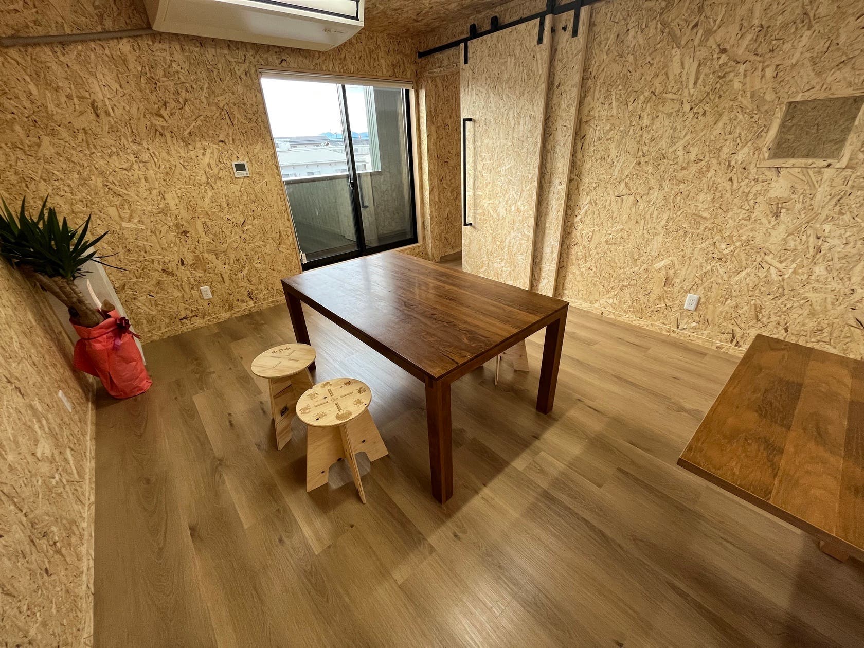 駐車場たっぷり20台！！会議やセミナー、ワークショップや教室などに使えるスペース。ホワイトボードやプロジェクター完備です。の写真8