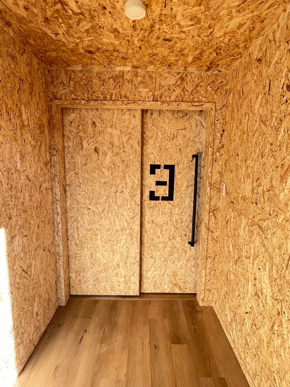 駐車場たっぷり20台！！会議やセミナー、ワークショップや教室などに使えるスペース。ホワイトボードやプロジェクター完備です。の写真9