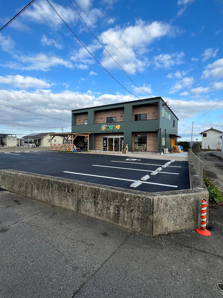 駐車場たっぷり20台！！会議やセミナー、ワークショップや教室などに使えるスペース。ホワイトボードやプロジェクター完備です。の写真12