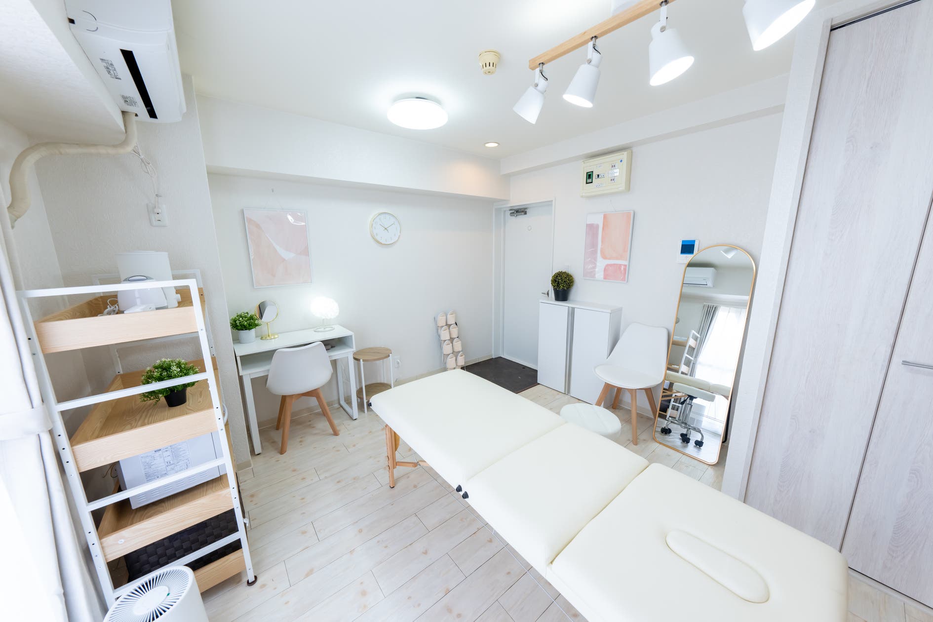 鶴見駅徒歩3分 28平米 シンプルでおしゃれな完全個室のプライベートサロン🌿【マッサージ、整体、エステ、ネイル】の写真2