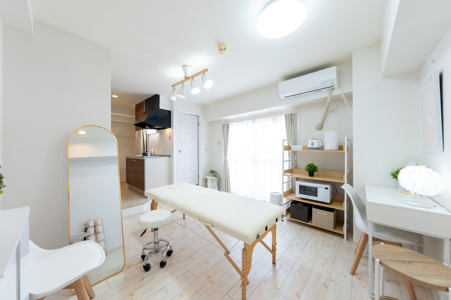 鶴見駅徒歩3分 28平米 シンプルでおしゃれな完全個室のプライベートサロン🌿【マッサージ、整体、エステ、ネイル】の写真1