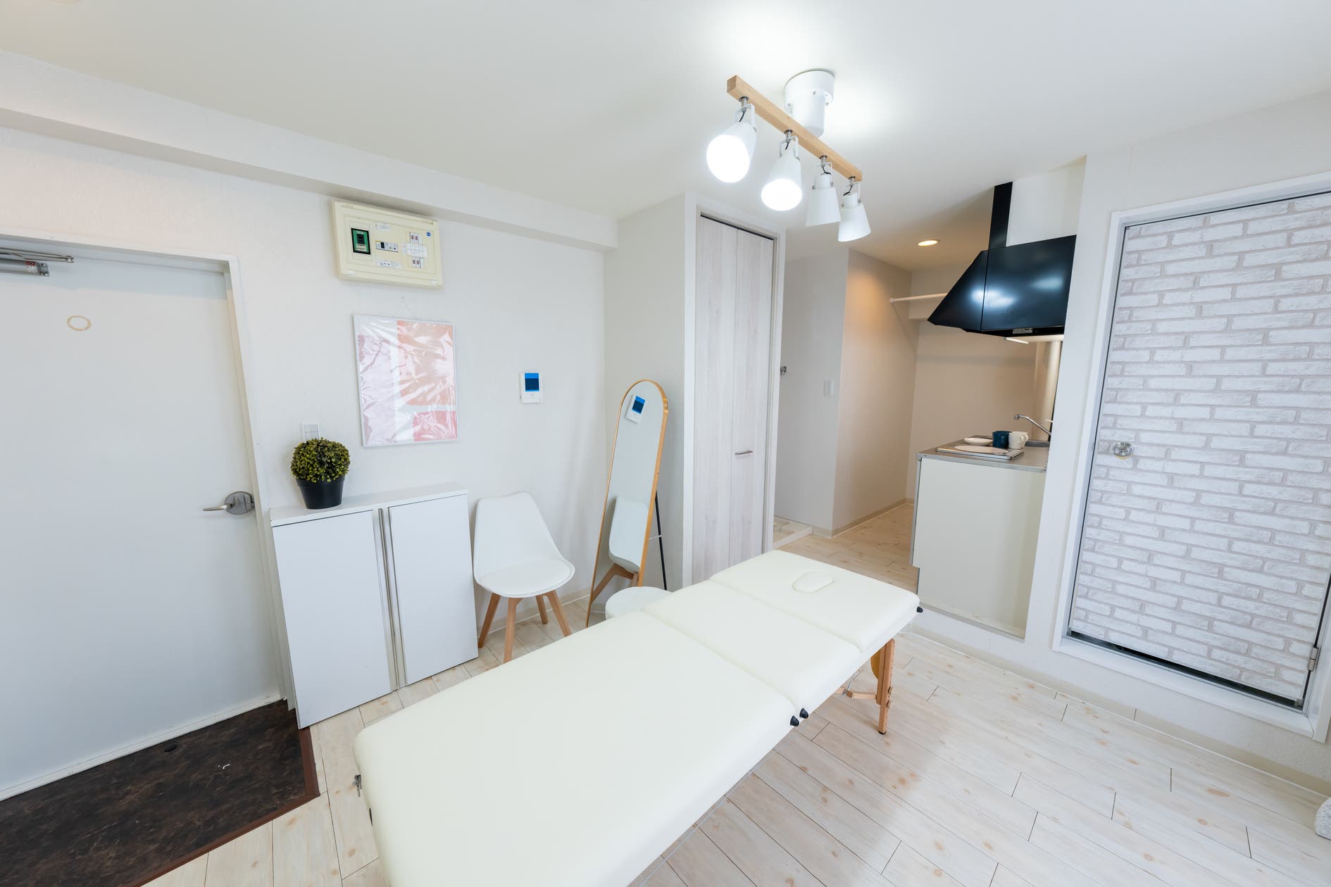 鶴見駅徒歩3分 28平米 シンプルでおしゃれな完全個室のプライベートサロン🌿【マッサージ、整体、エステ、ネイル】の写真4