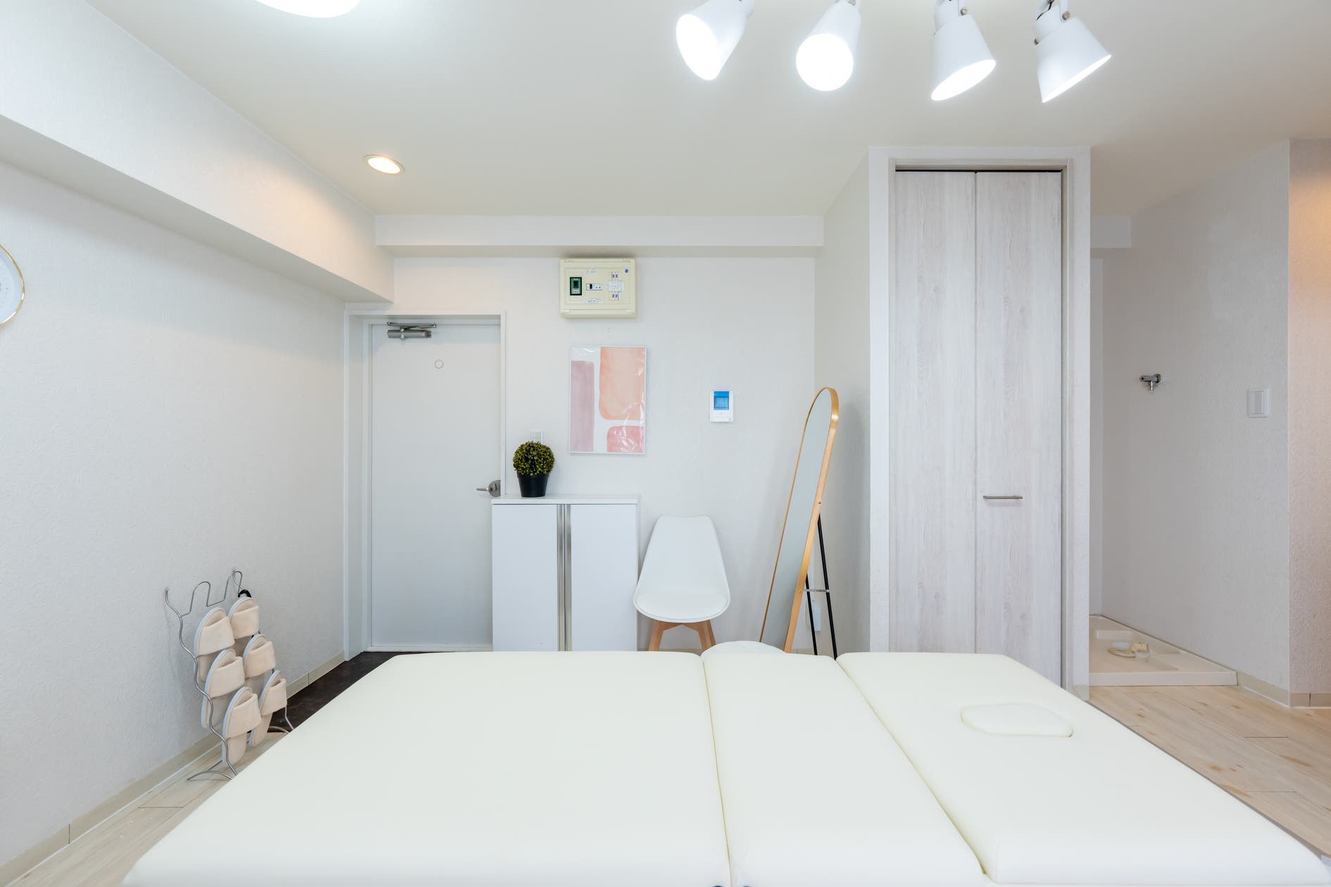 鶴見駅徒歩3分 28平米 シンプルでおしゃれな完全個室のプライベートサロン🌿【マッサージ、整体、エステ、ネイル】の写真7