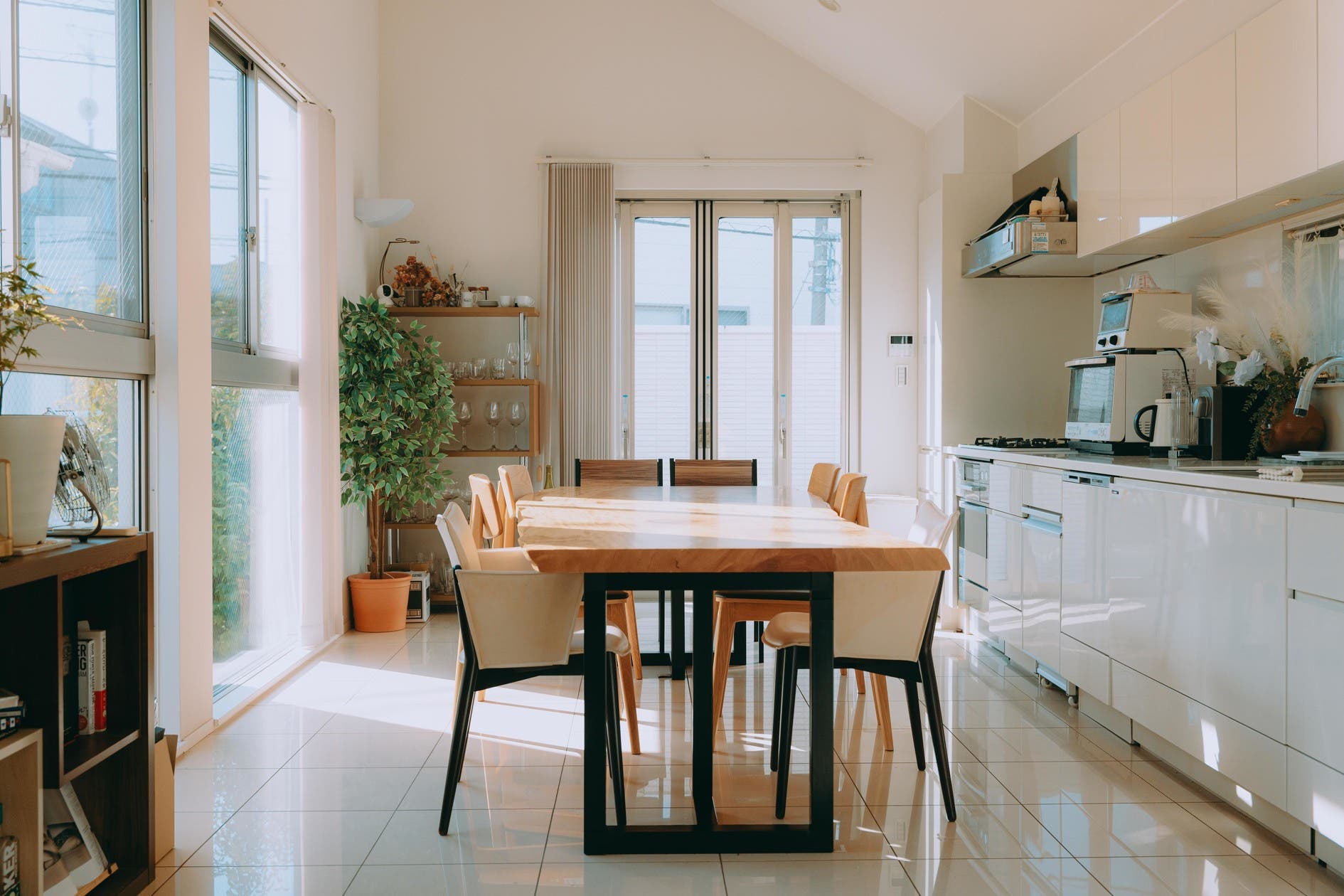 ハウススタジオ（パーティOK）📷潤沢太陽光に30畳リビングと大規模キッチン！撮影やパーティに贅沢空間📷室内最大30名収容👬の写真3