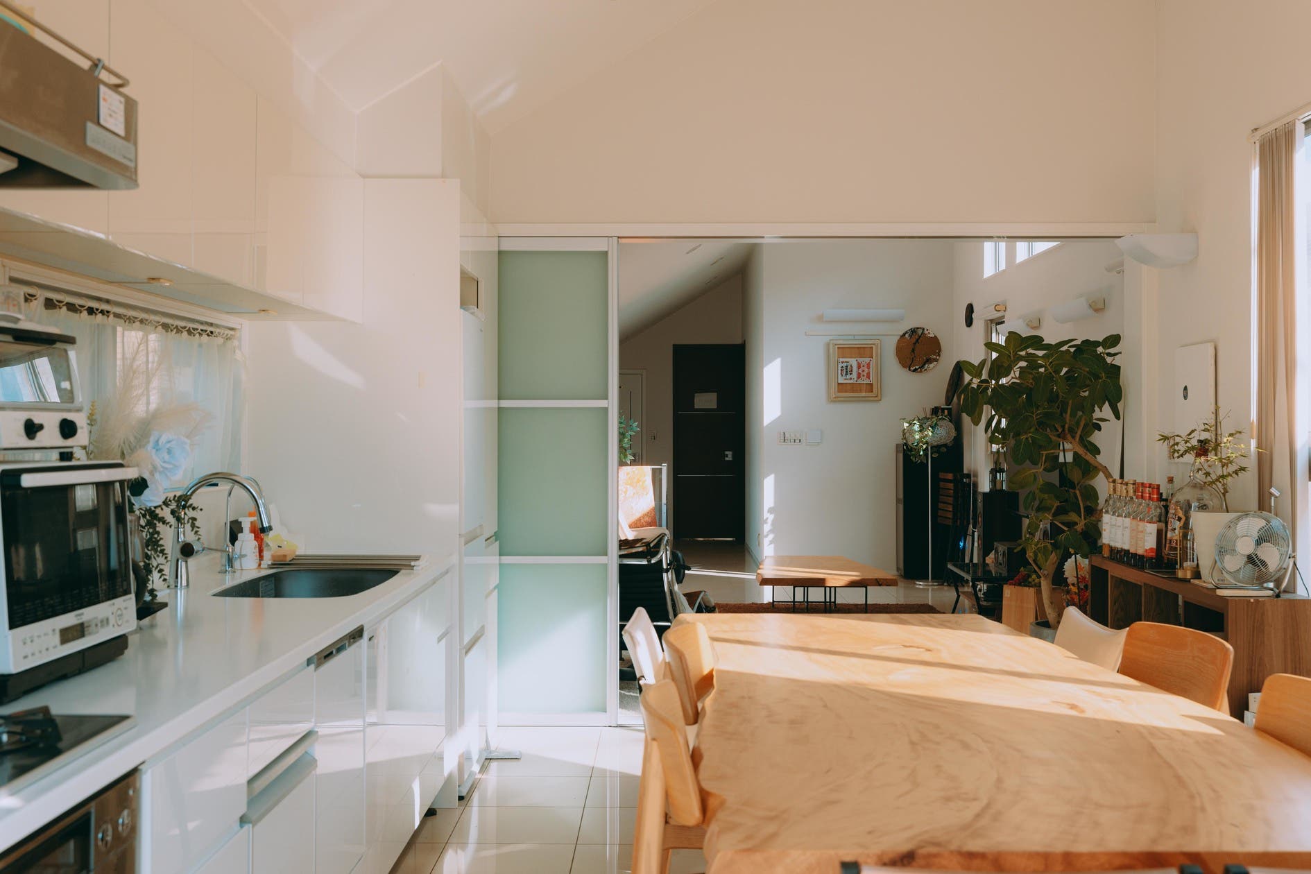 ハウススタジオ（パーティOK）📷潤沢太陽光に30畳リビングと大規模キッチン！撮影やパーティに贅沢空間📷室内最大30名収容👬の写真16